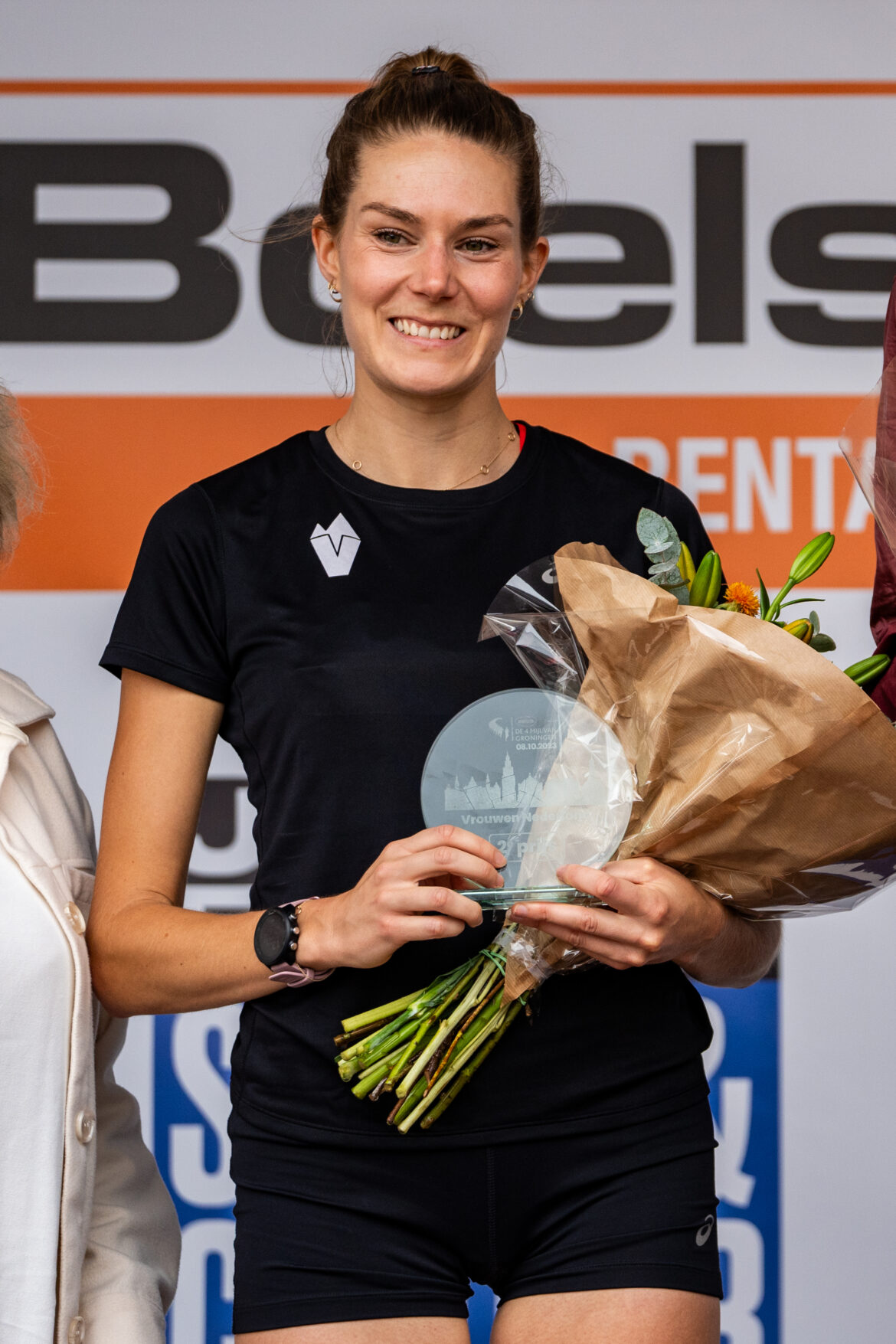 Filmon Tesfu en Sarah Lahti winnen 4 Mijl van Groningen (NR Maureen ...