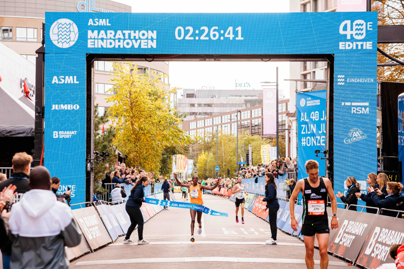 Kenianen Kinyamal en Jerotich winnen 40e Eindhoven Marathon - Hardloopnetwerk