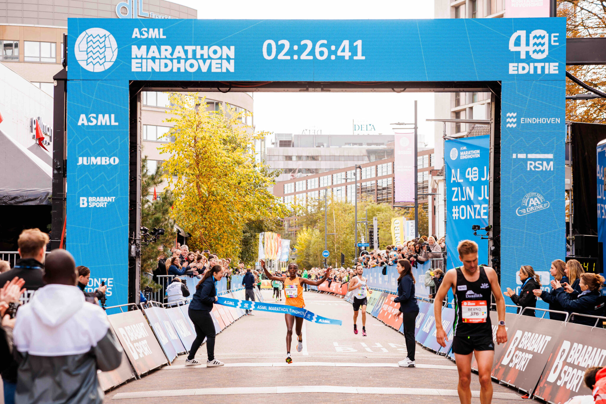 Kenianen Kinyamal en Jerotich winnen 40e Eindhoven Marathon ...